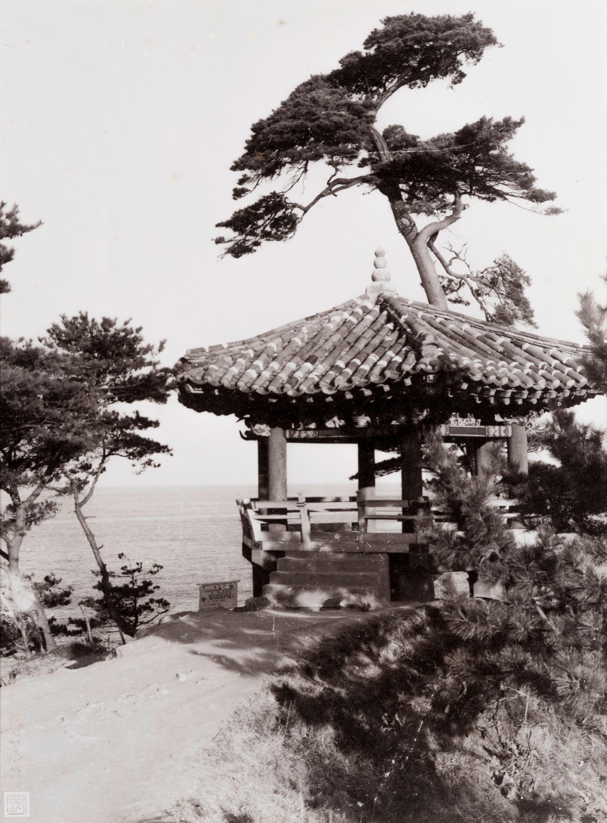 Bonhams : Lang Jingshan (Long Chin-san, 1892-1995) Pavilion by Pine Tree