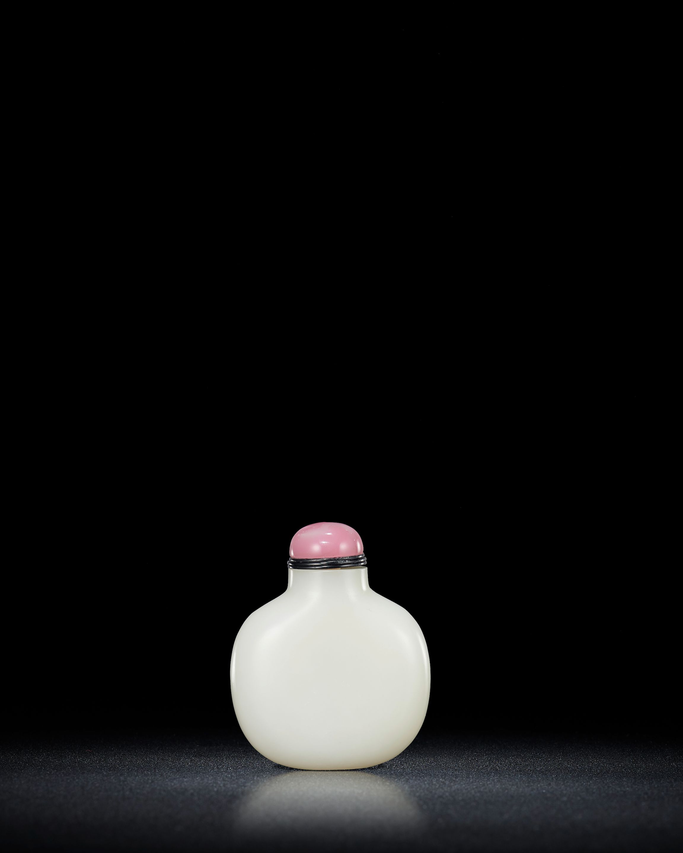 Bonhams : A fine white jade snuff bottle 18th/19th century (2)