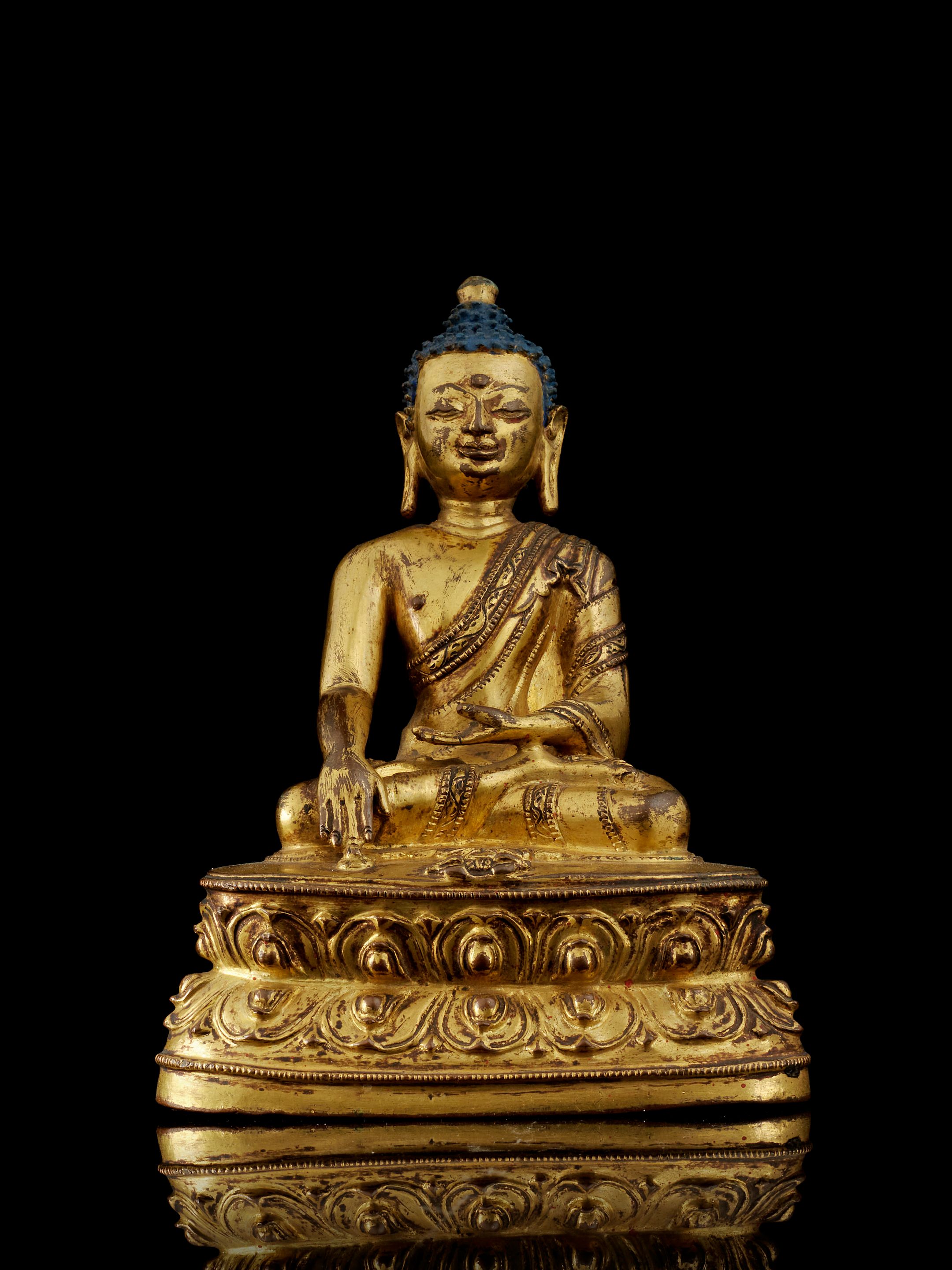 Bonhams : STATUE DE BOUDDHA SHAKYAMUNI EN ALLIAGE DE CUIVRE DORÉ TIBET, XV/XVIE SIÈCLE