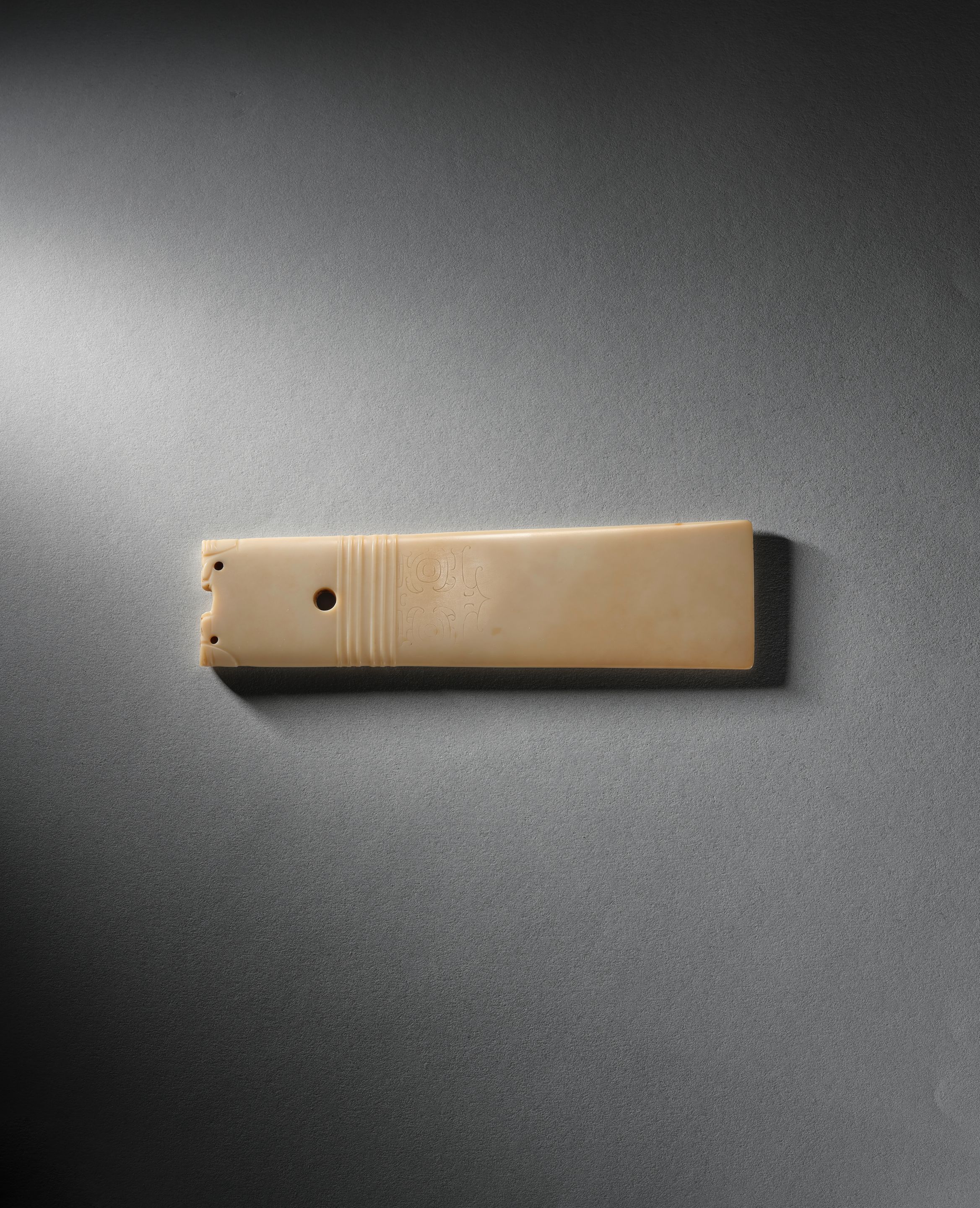 Bonhams : A WHITE JADE CEREMONIAL BLADE, GUI Shang Dynasty (2)