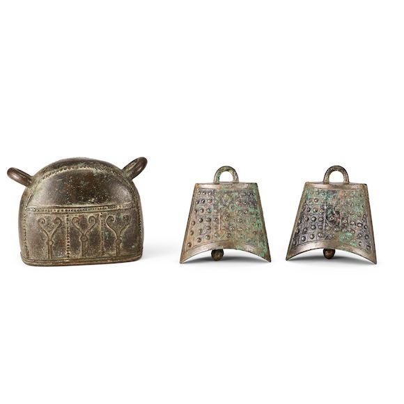 Bonhams : THREE SMALL ARCHAIC BRONZE BELLS Han Dynasty (3)