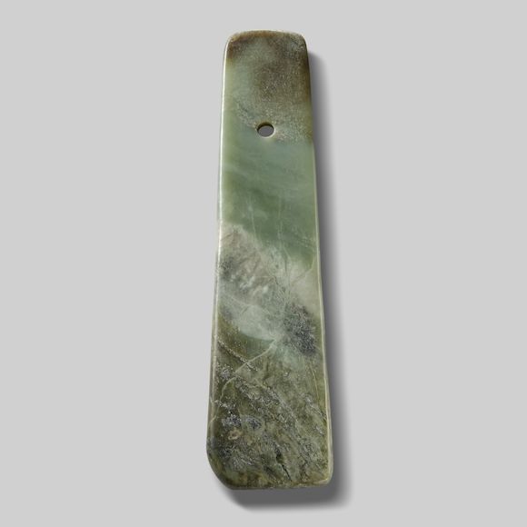 Bonhams : A GREEN JADE BLADE, GUI Neolithic Period, Erlitou Culture (2)